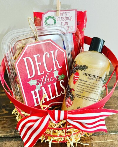 20 DIY Christmas Gift Baskets They Will Love - Craftsy Hacks