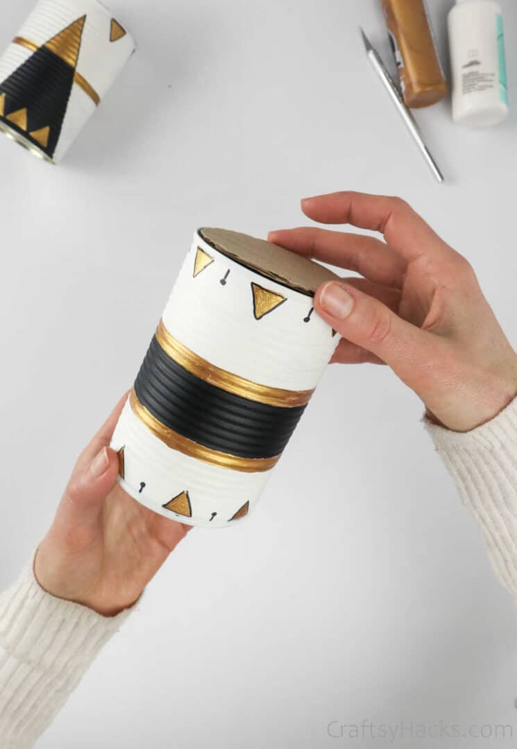 Upcycled Tin Cans for Desk (Step-by-Step Tutorial) - Craftsy Hacks