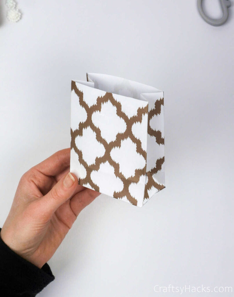 DIY Gift Bags (Step-by-Step Tutorial) - Craftsy Hacks