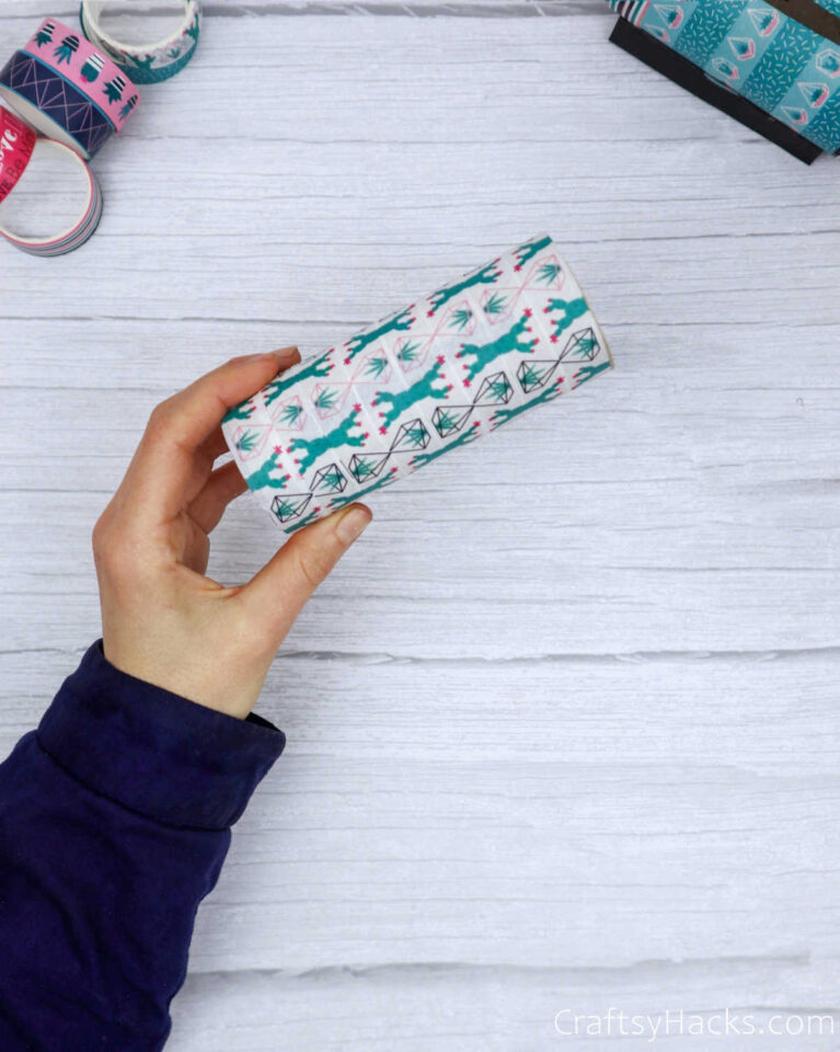 DIY Phone Holder from Toilet Paper Roll - Craftsy Hacks