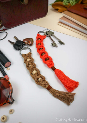 DIY Macrame Keychain (Step-by-Step Tutorial) - Craftsy Hacks