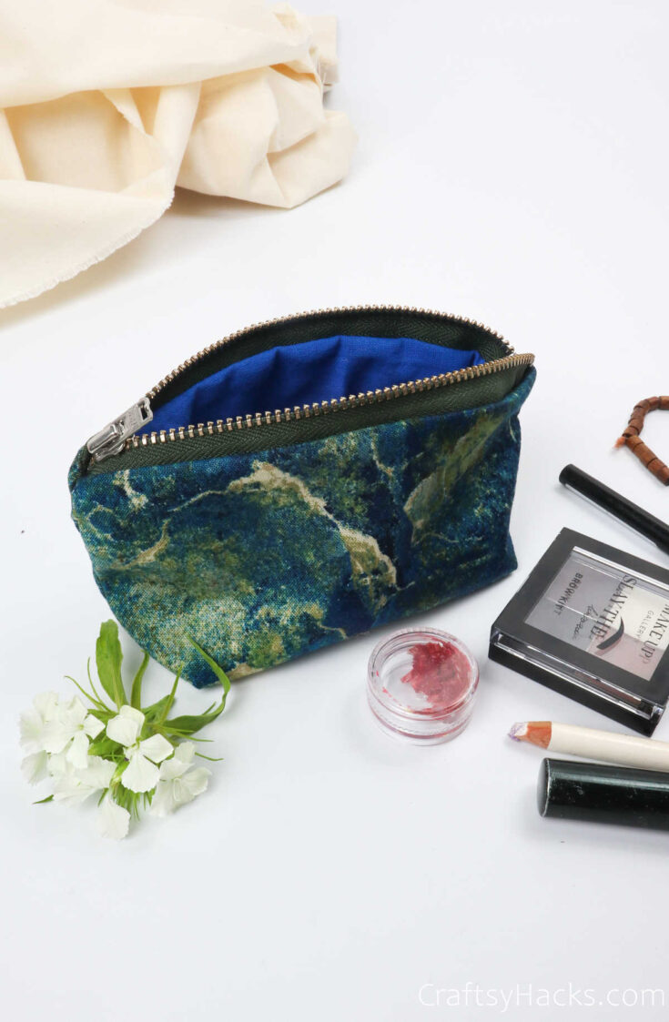 DIY Zipper Pouch (Step-by-step Tutorial) - Craftsy Hacks