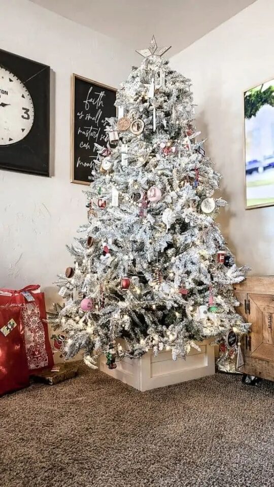 31 Farmhouse Christmas Decor Ideas - Craftsy Hacks