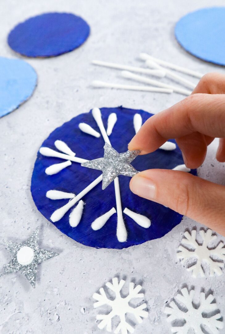Q-Tip Snowflakes - Craftsy Hacks