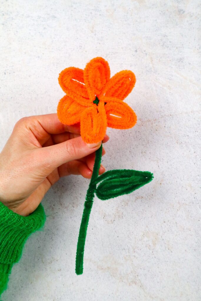 Pipe Cleaner Flowers - Craftsy Hacks
