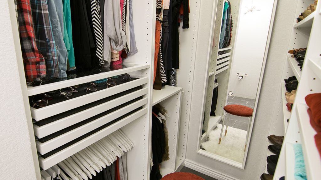 31 The Most Clever Small Walk-In Closet Ideas - Craftsy Hacks
