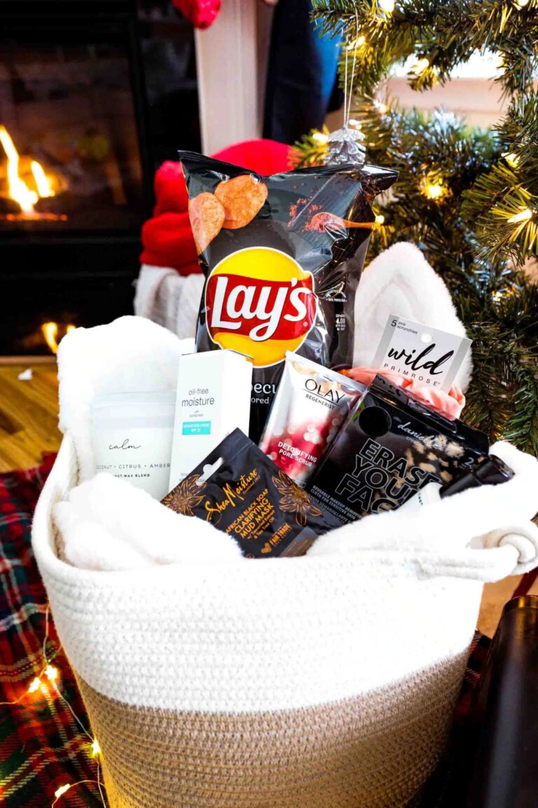 17 Christmas Basket Ideas for Sister - Craftsy Hacks