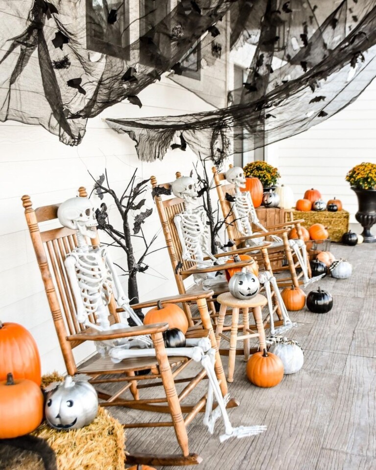 21 Spooky Halloween Porch Decor Ideas - Craftsy Hacks