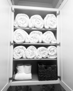 23 Super Clever Ways to Organize Towels - Craftsy Hacks