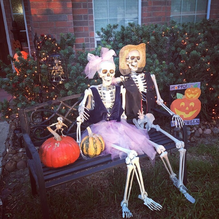 21 Halloween Yard Prop Ideas Your Yard Needs - Craftsy Hacks