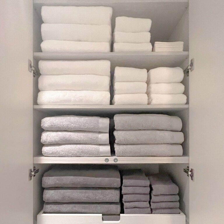 23 Super Clever Ways to Organize Towels - Craftsy Hacks