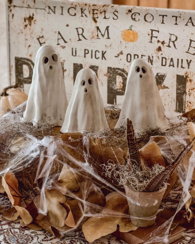 31 Scary Halloween Indoor Decorating Ideas - Craftsy Hacks