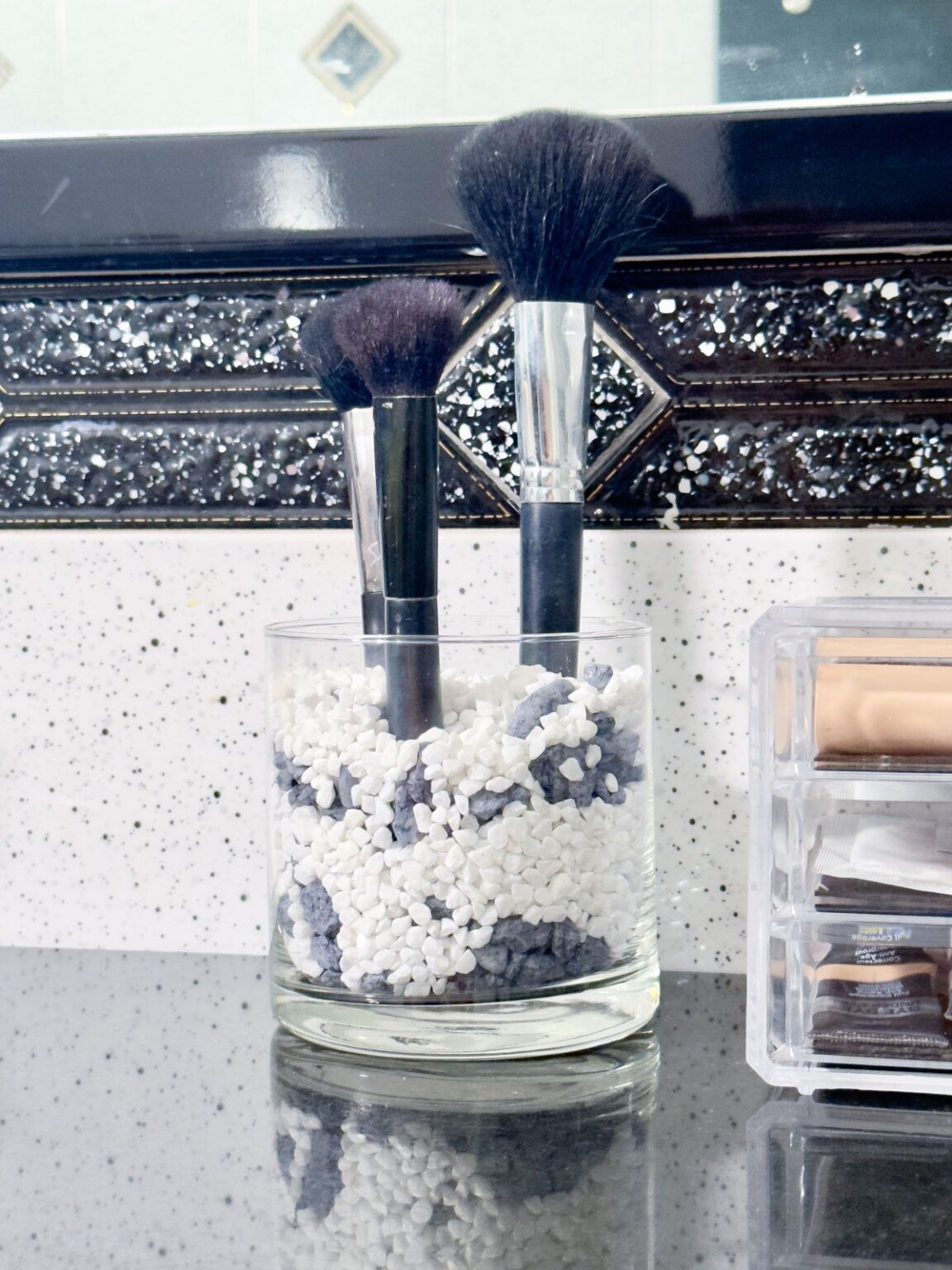 21 Clever Makeup Organizing Ideas - Craftsy Hacks