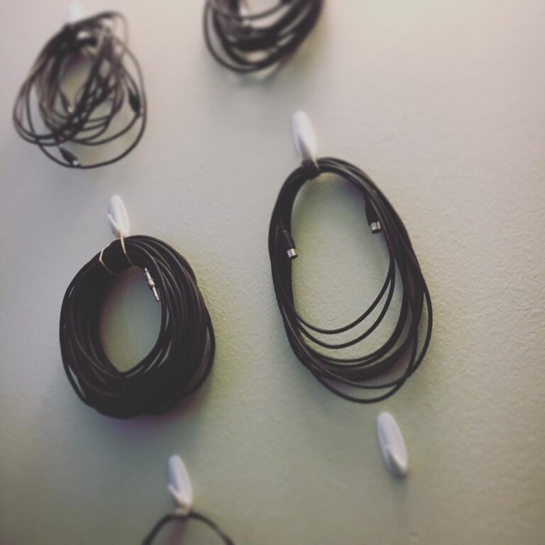 27 Ways to Organize with Command Hooks - Craftsy Hacks