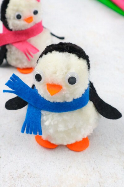 DIY Pom Pom Penguins - Craftsy Hacks
