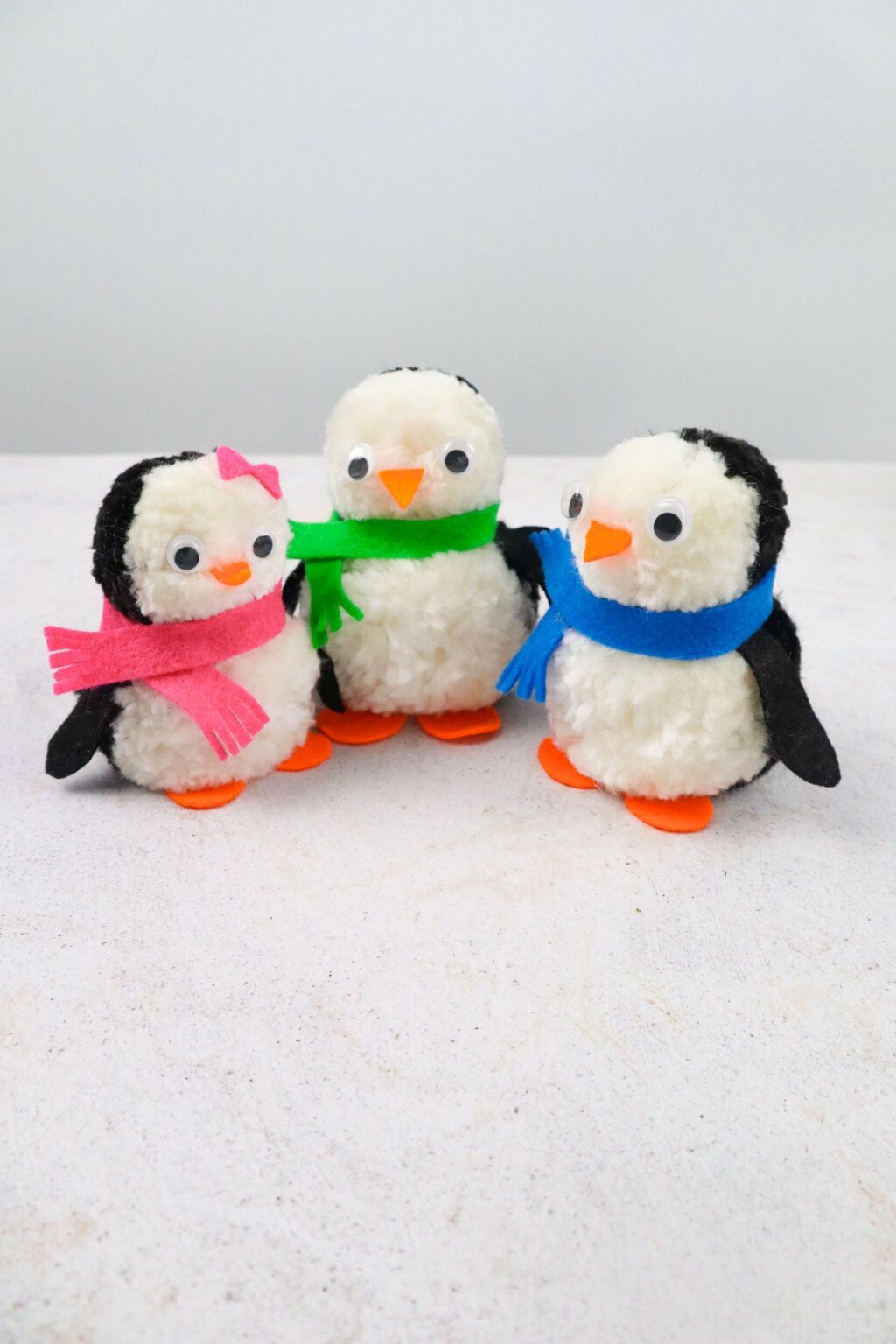 DIY Pom Pom Penguins - Craftsy Hacks