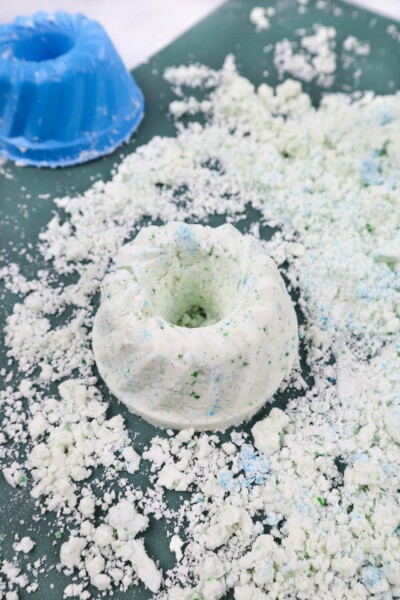 How to Make Colorful Moon Sand - Craftsy Hacks