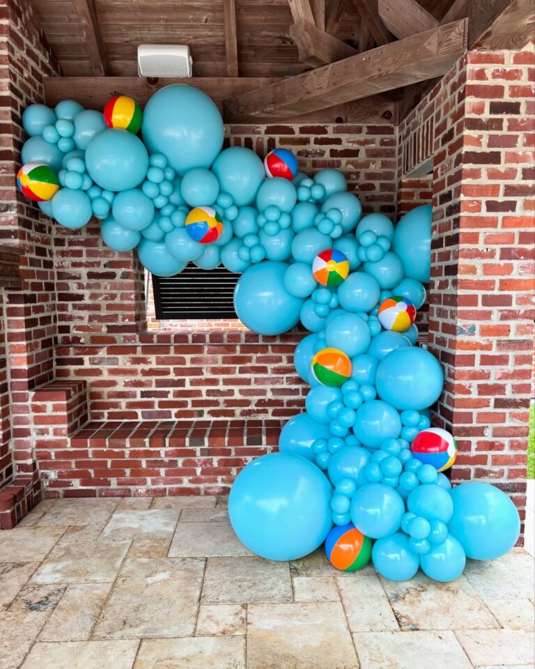 31 Fun Balloon Decoration Ideas for Pool Party - Craftsy Hacks