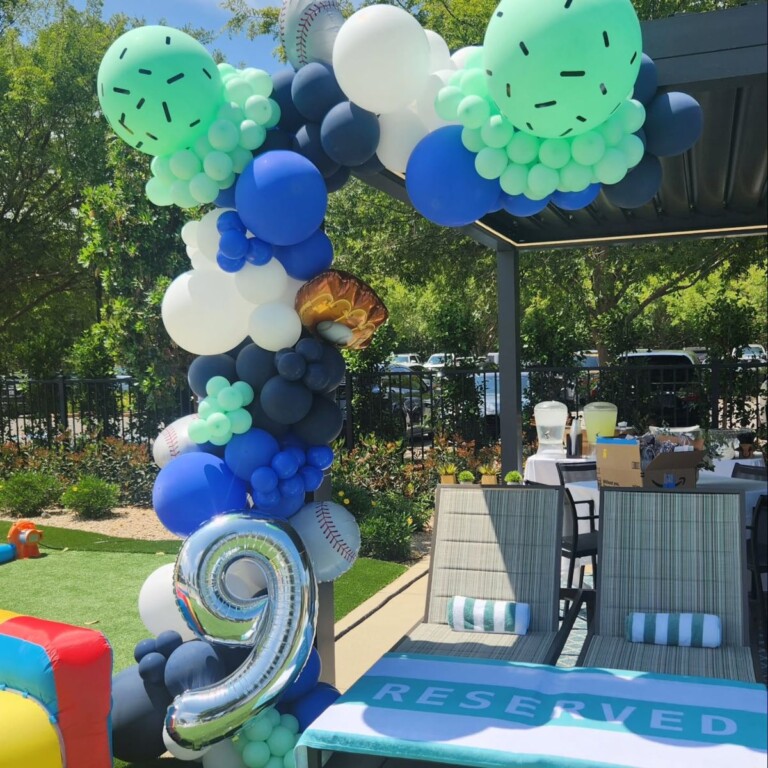 31 Fun Balloon Decoration Ideas for Pool Party - Craftsy Hacks